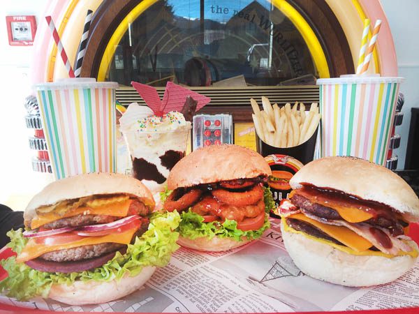 Diner-style burger bar: Boulder Burgers - Metropol